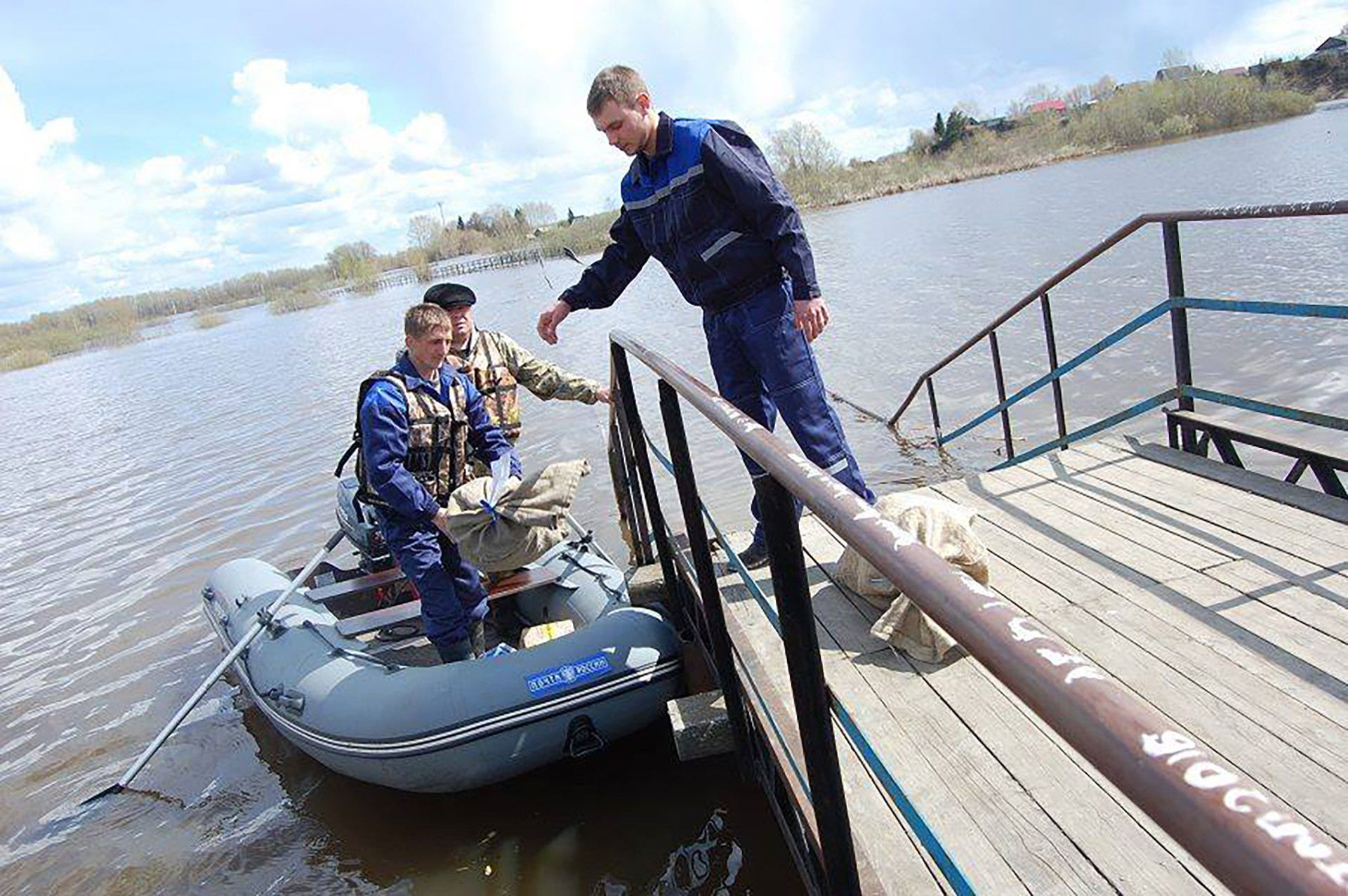 Russlands furchtlose Postboten: Fliegend, fahrend und laufend im ...