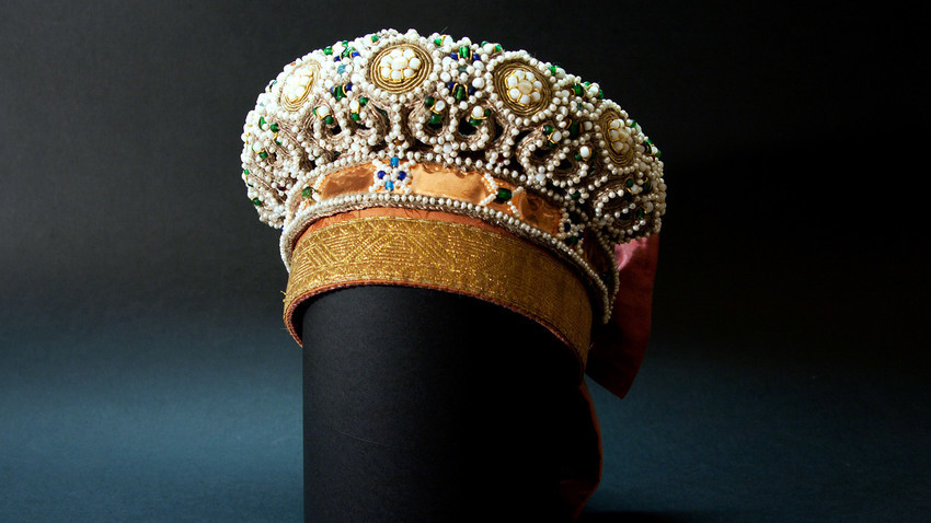 Le kokochnik, cette coiffe authentique russe qui tente de trouver un ...