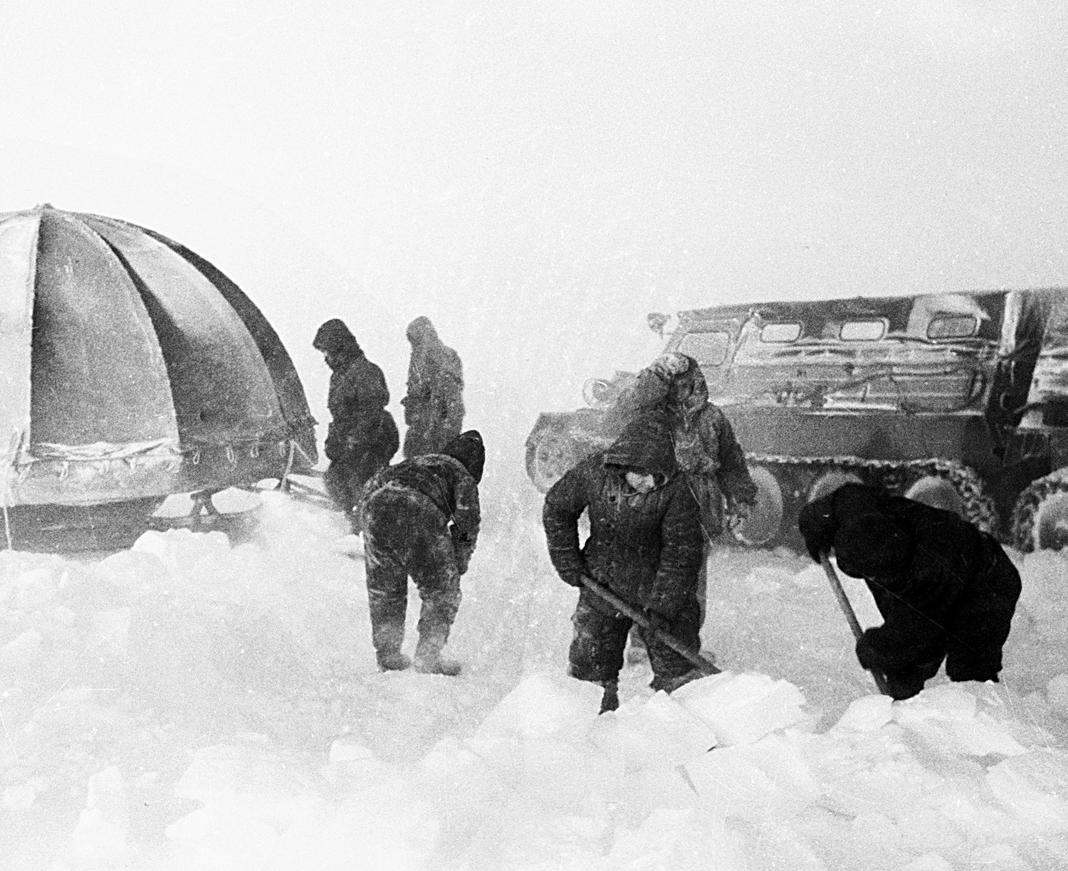 How Soviet off-road vehicles conquered the South Pole - Russia Beyond