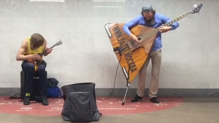 Pincha aquí para ver a dos maestros de la balalaika tocando bajo tierra ...