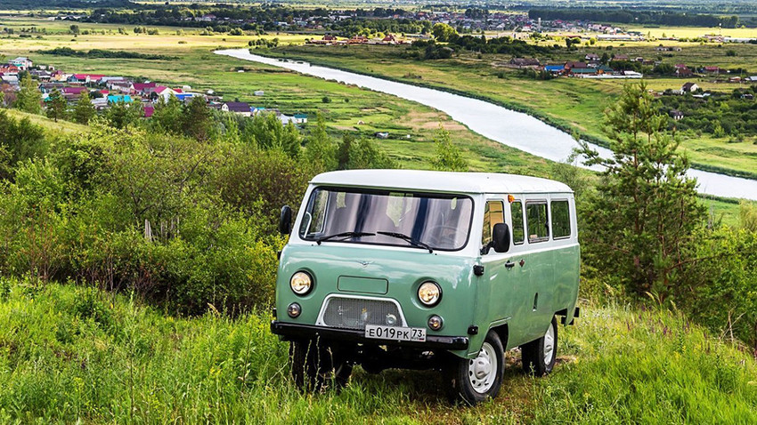 UAZ 'Bukhanka': Mobil Van Klasik Soviet Bercita Rasa VW Kombi - Russia ...