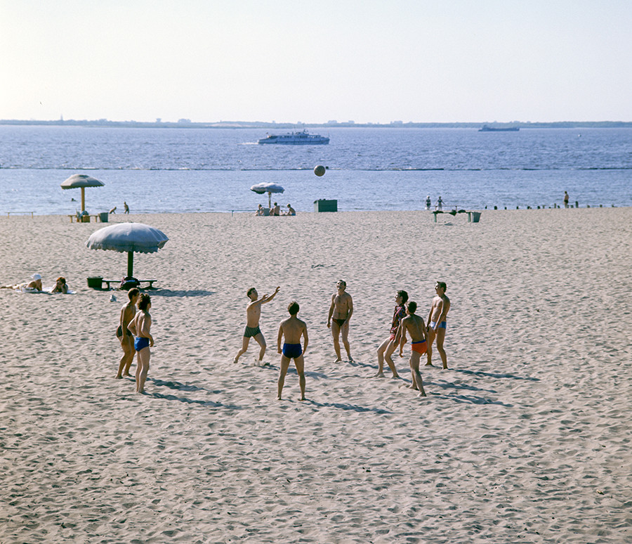 Grilled meat and high heels: How to enjoy the Russian beach - Russia Beyond