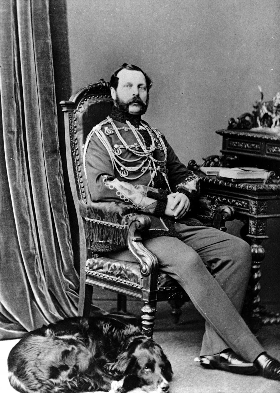 Which Russian rulers smooched with their pooch? - Russia Beyond