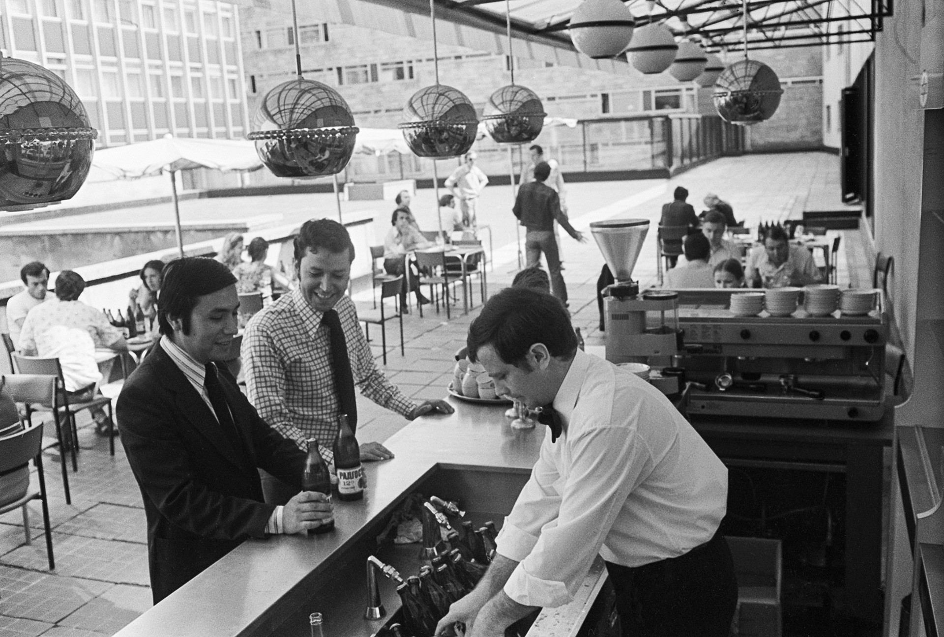 Sowjetische Bars: Die lange Geschichte der russischen Trinkkultur ...