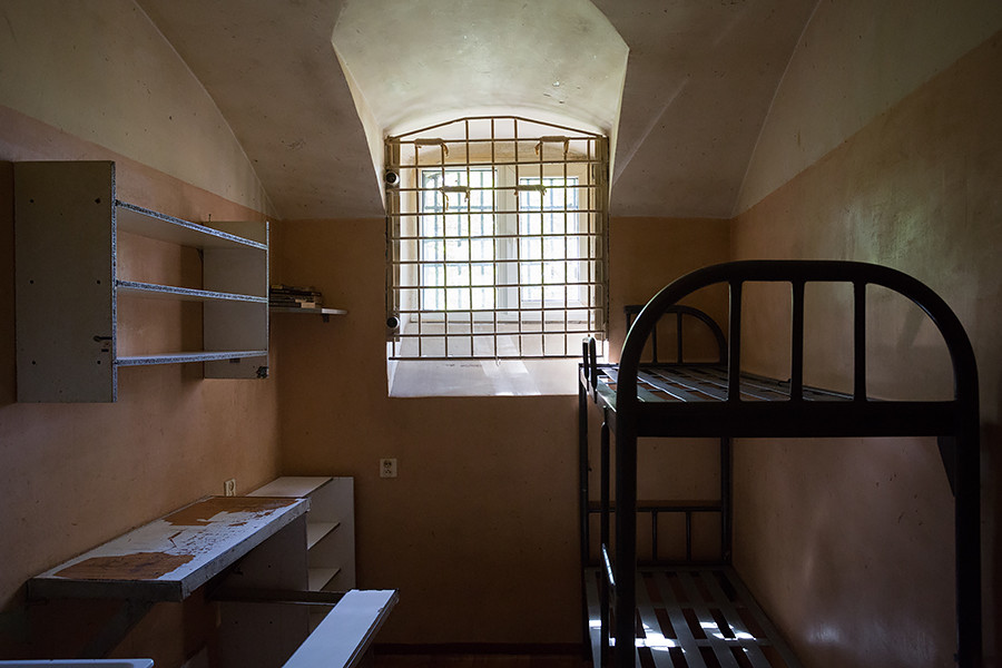 10 haunting photos of abandoned St. Petersburg prison - Russia Beyond