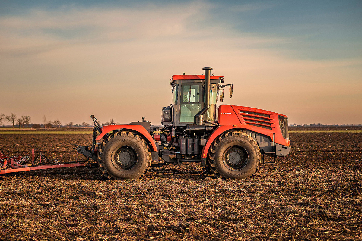 FOTO: Kegunaan Traktor di Rusia, Lebih dari Sekadar untuk Pertanian ...