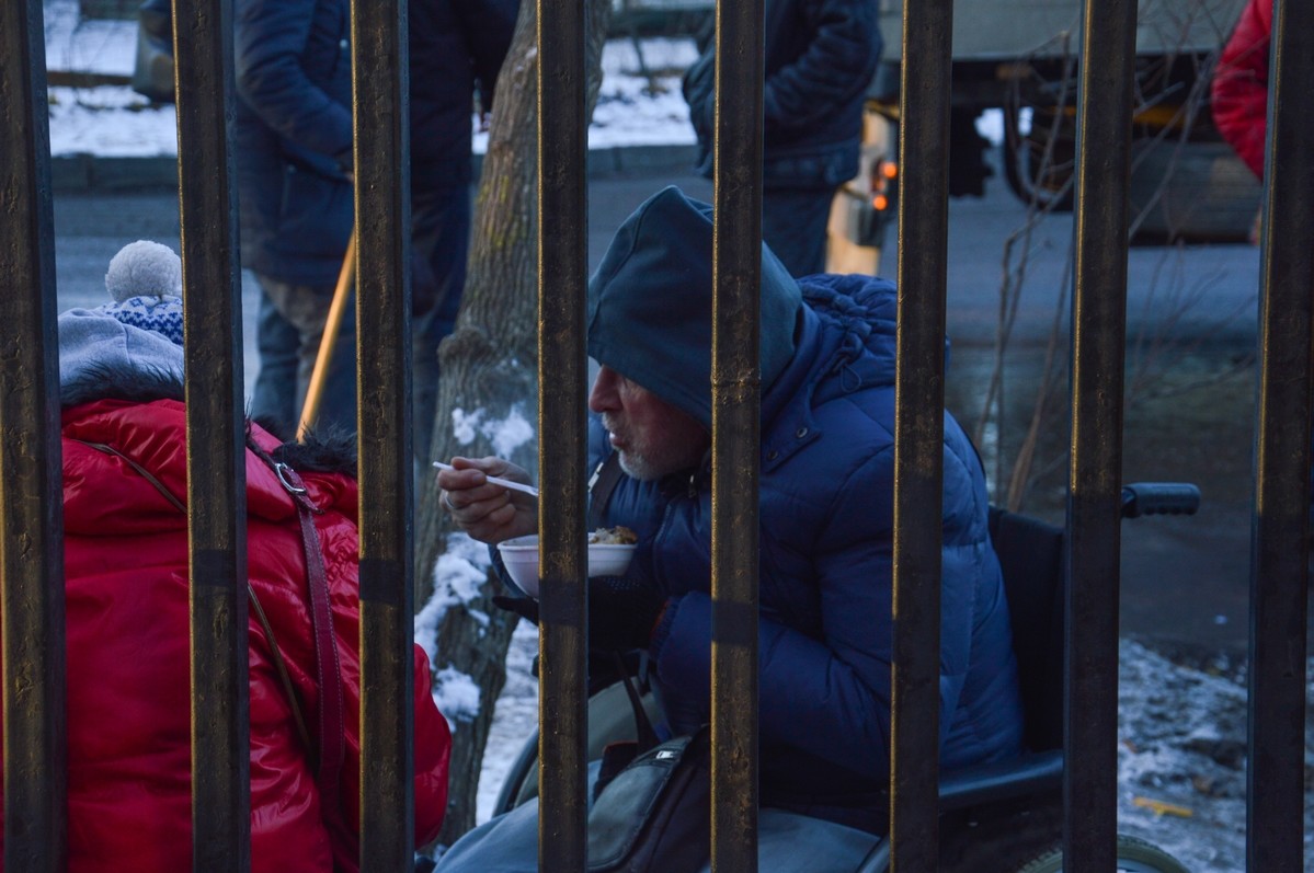 Soupe chaude, bandages et harmonica: le quotidien d'un centre d'accueil ...