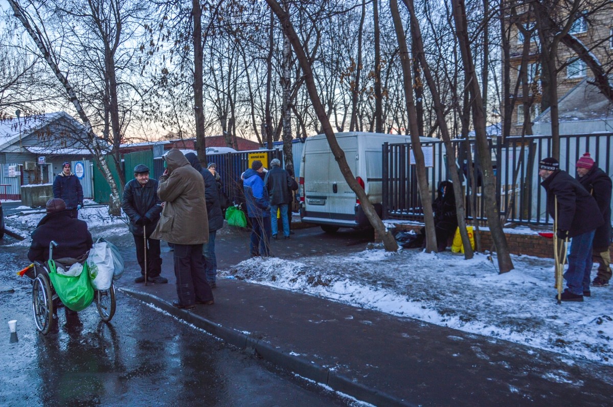Soupe chaude, bandages et harmonica: le quotidien d'un centre d'accueil ...