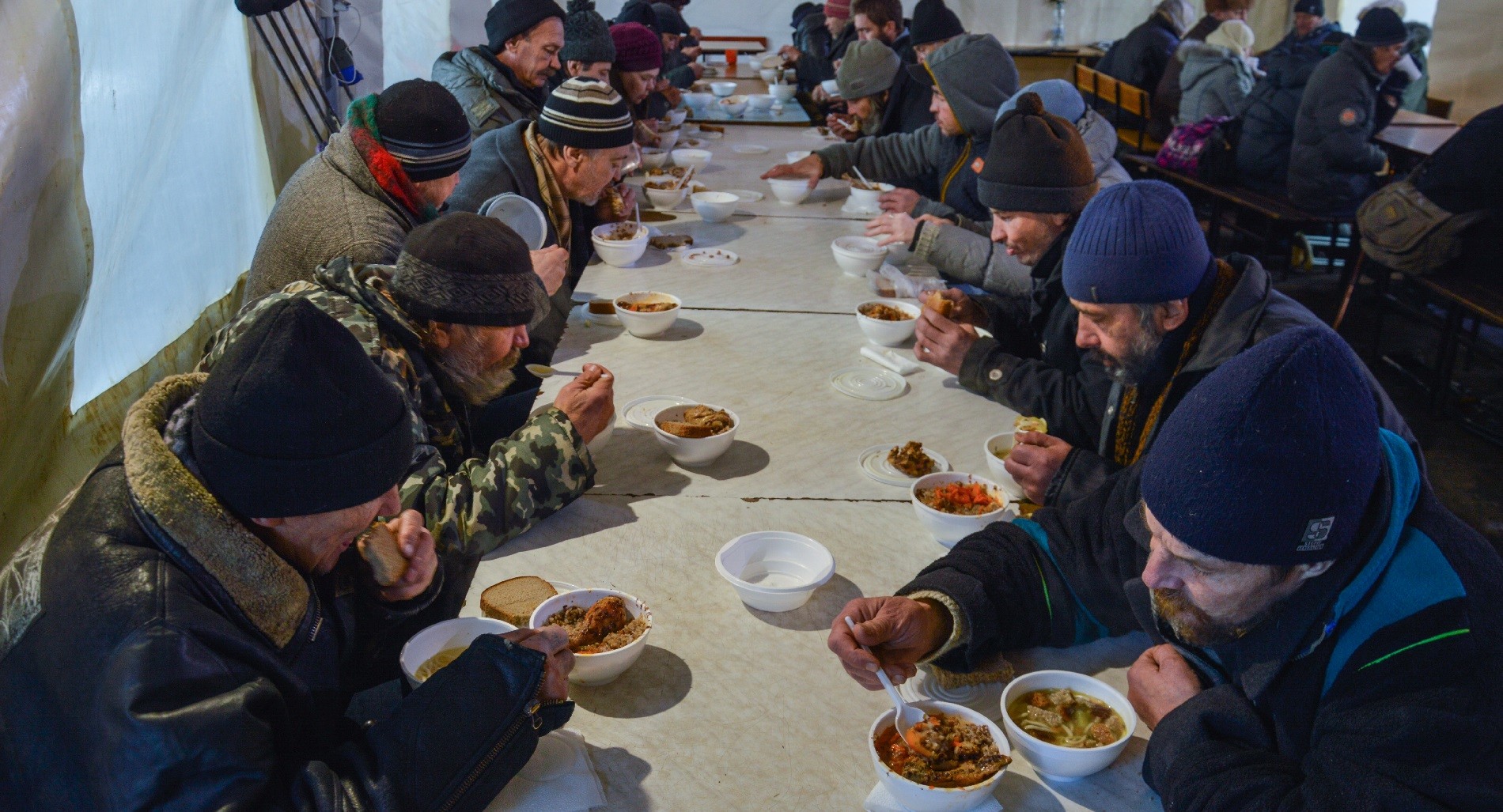 Soupe chaude, bandages et harmonica: le quotidien d'un centre d'accueil ...