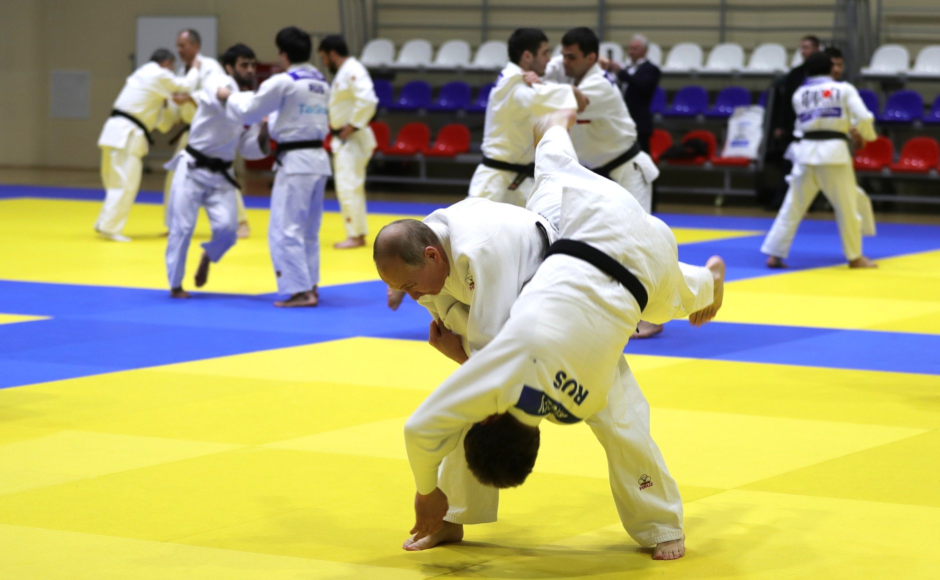 lol Putin got floored, possibly hurt by WOMAN at Judo practice ...