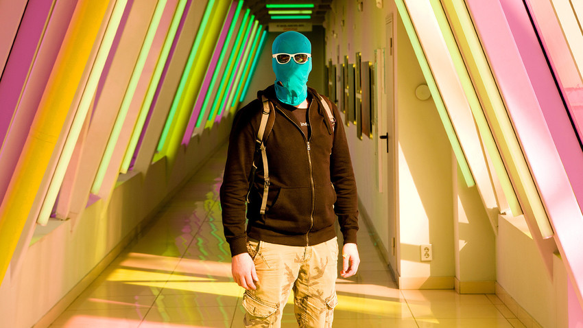 Russian Batman in green mask saves the country from trash - Russia Beyond