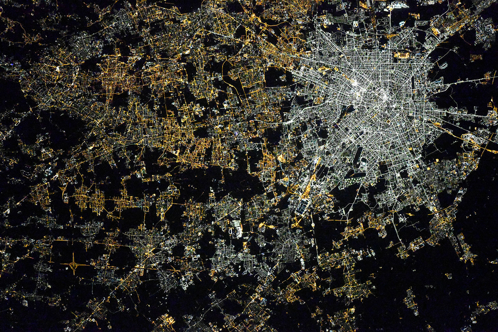 Les mégalopoles mondiales immortalisées depuis l’espace par un ...