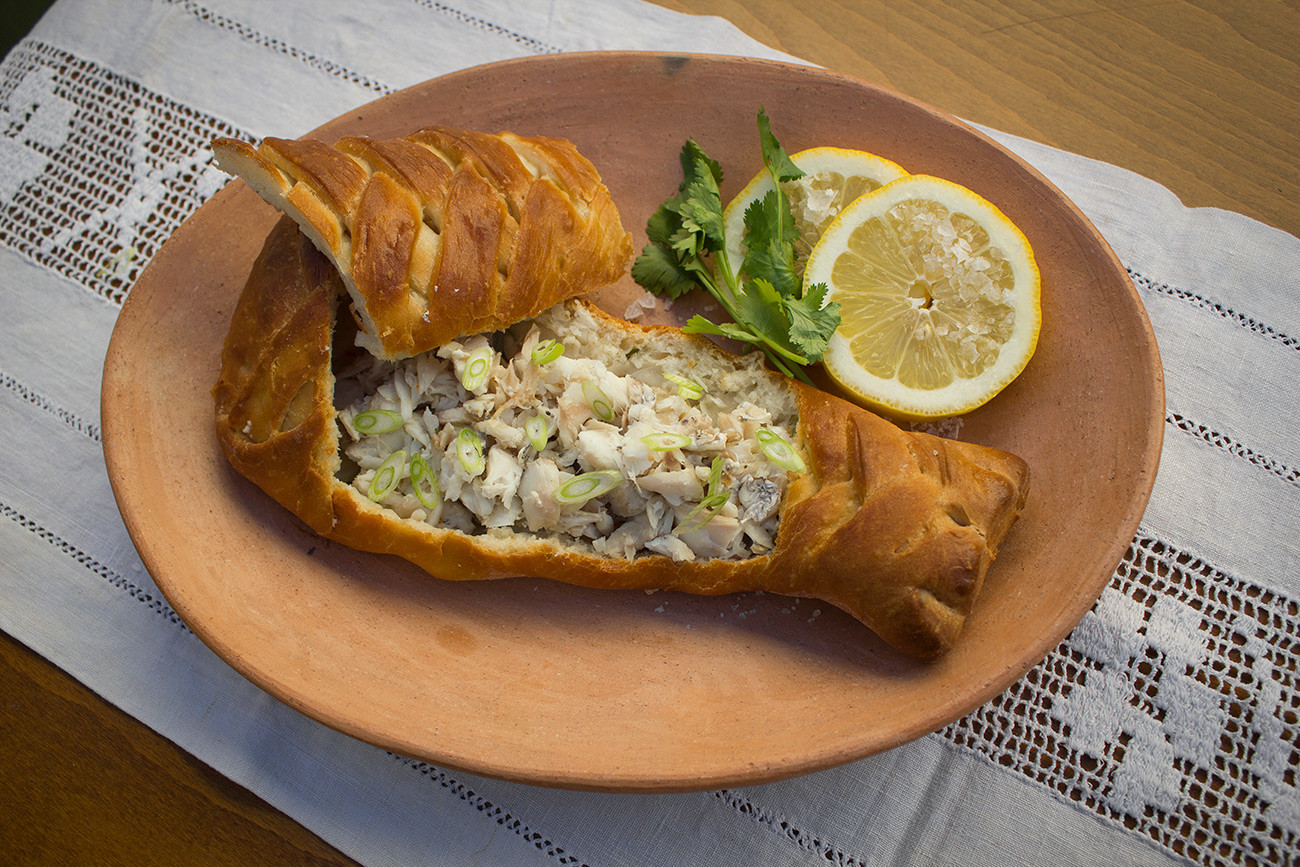 How to cook and eat a Russian fish pie in the shape of a boat - Russia ...