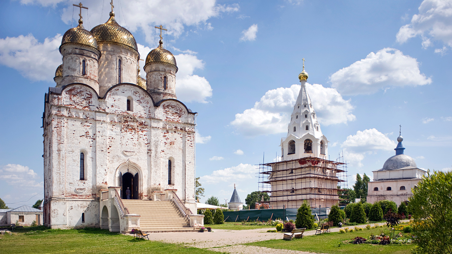 The Mozhaisk Luzhetsky Monastery: picturesque refuge in the shadow of ...
