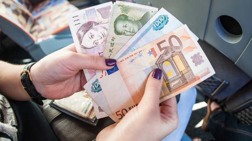 How To Exchange Money In Russia Like A Boss Russia Beyond how-to-exchange-money-in-russia-like-a-boss-russia-beyond