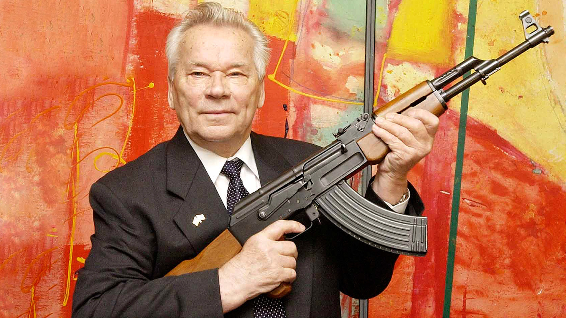 Ces célébrités qui ont pris la pose avec un AK-47 - Russia Beyond FR