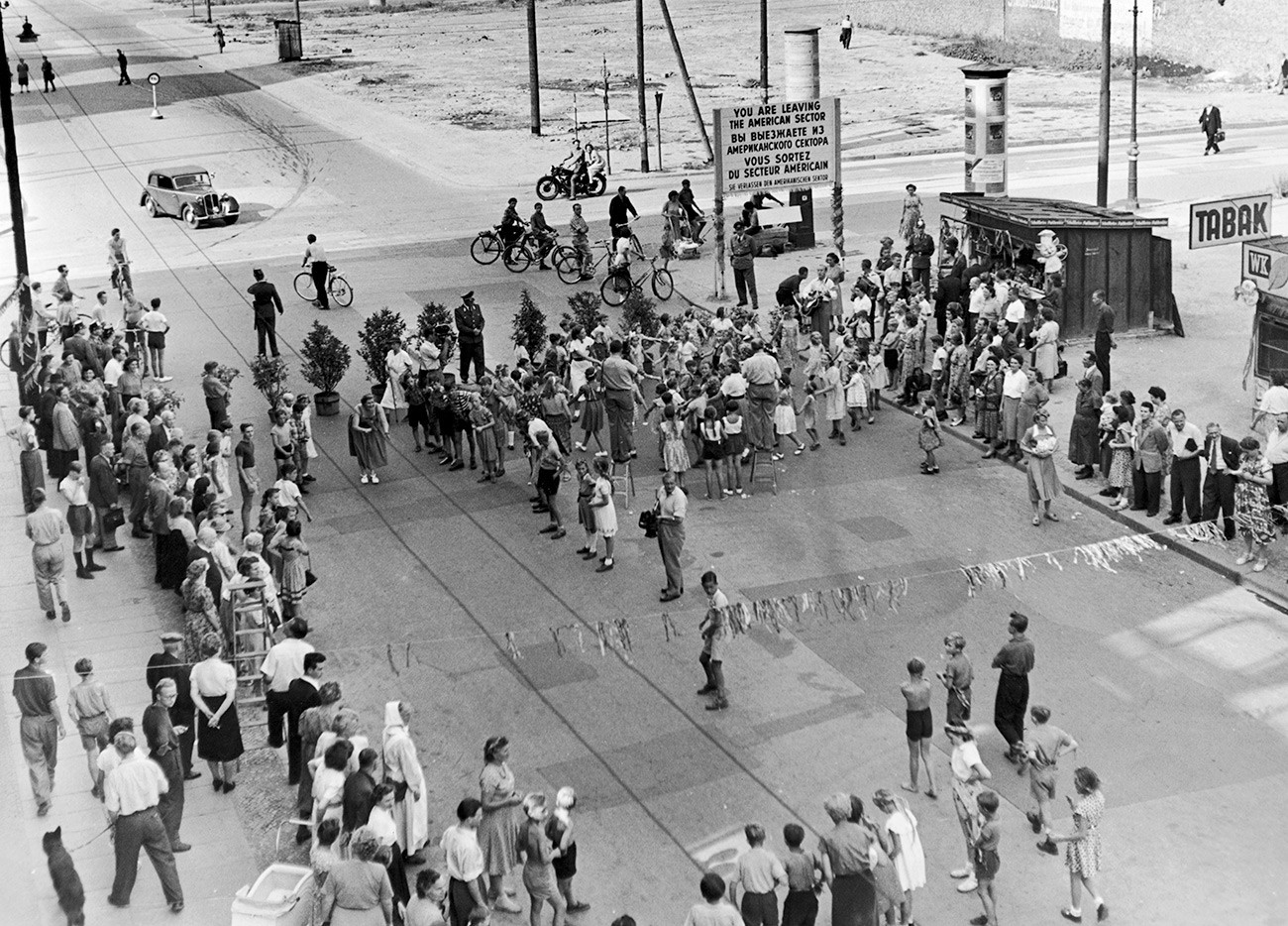 Wie die Berliner Mauer zum „Eisernen Vorhang“ wurde (FOTOS) - Russia ...