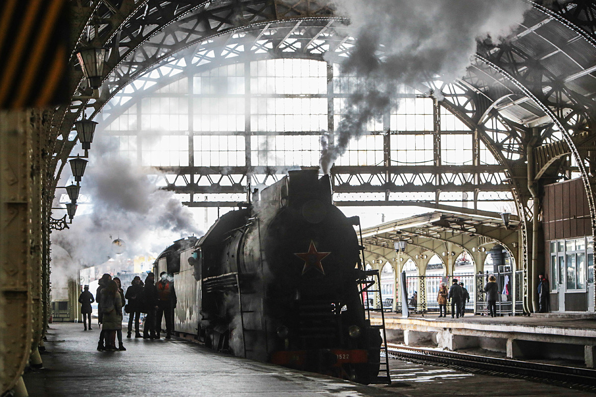 Trens retrô da Rússia transportam passageiros de volta no tempo ...