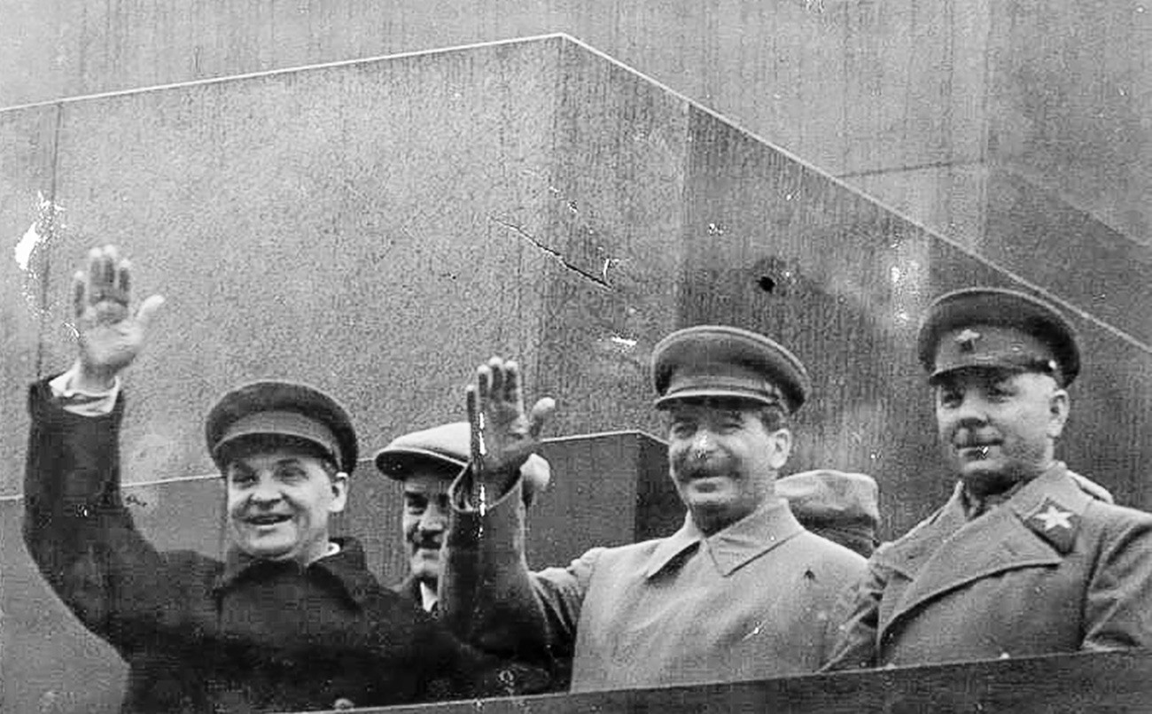 Il trotskista che sferrò un pugno a Stalin durante una parata in Piazza ...