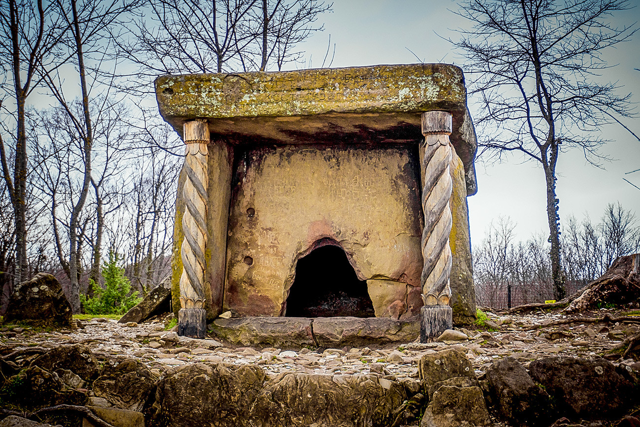 Las tumbas megalíticas de Rusia que tienen 3.000 años de antigüedad ...