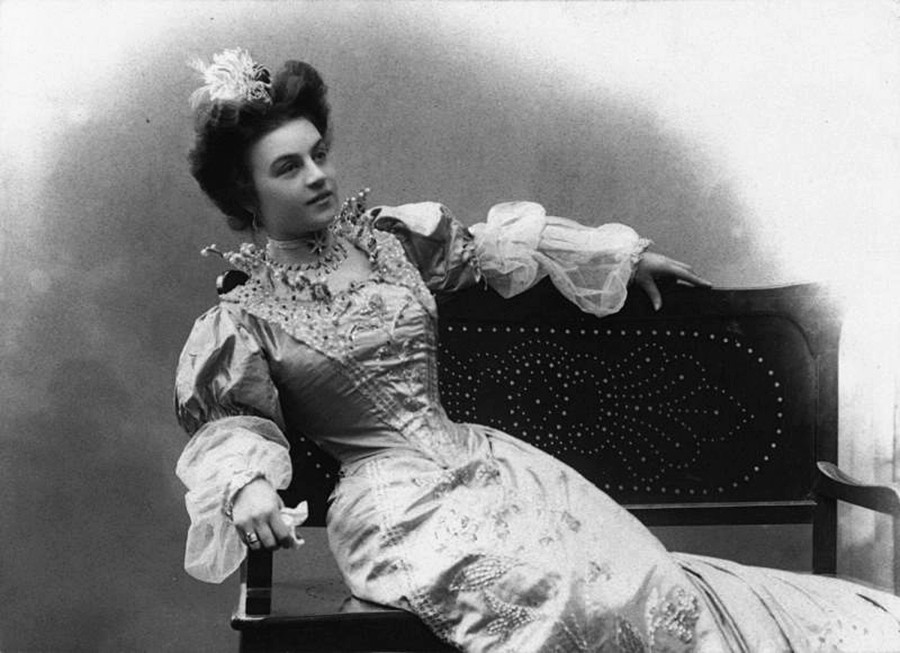 Gonne, pizzi e corsetti: come si vestivano le donne russe prima della ...