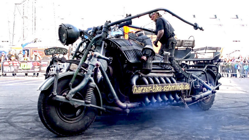 Alemães fabricam maior moto do mundo usando motor de tanque soviético T ...