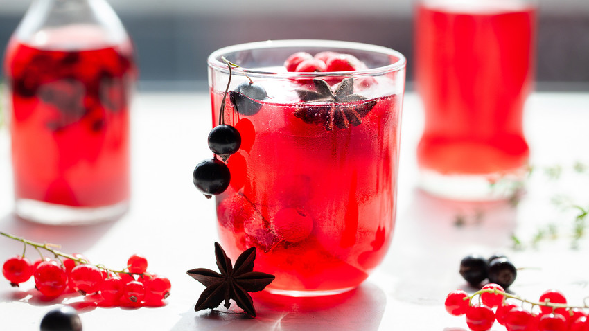 Boisson gazeuse à la russe: le kvas de cassis naturellement pétillant ...