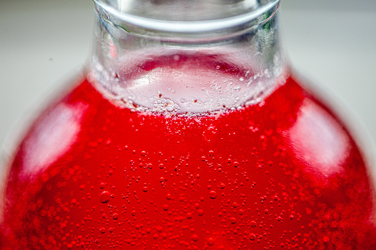 Boisson gazeuse à la russe: le kvas de cassis naturellement pétillant ...