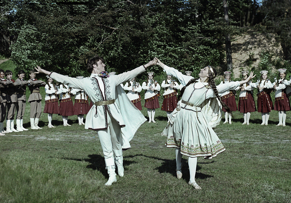 How folk costumes looked in the USSR - Russia Beyond