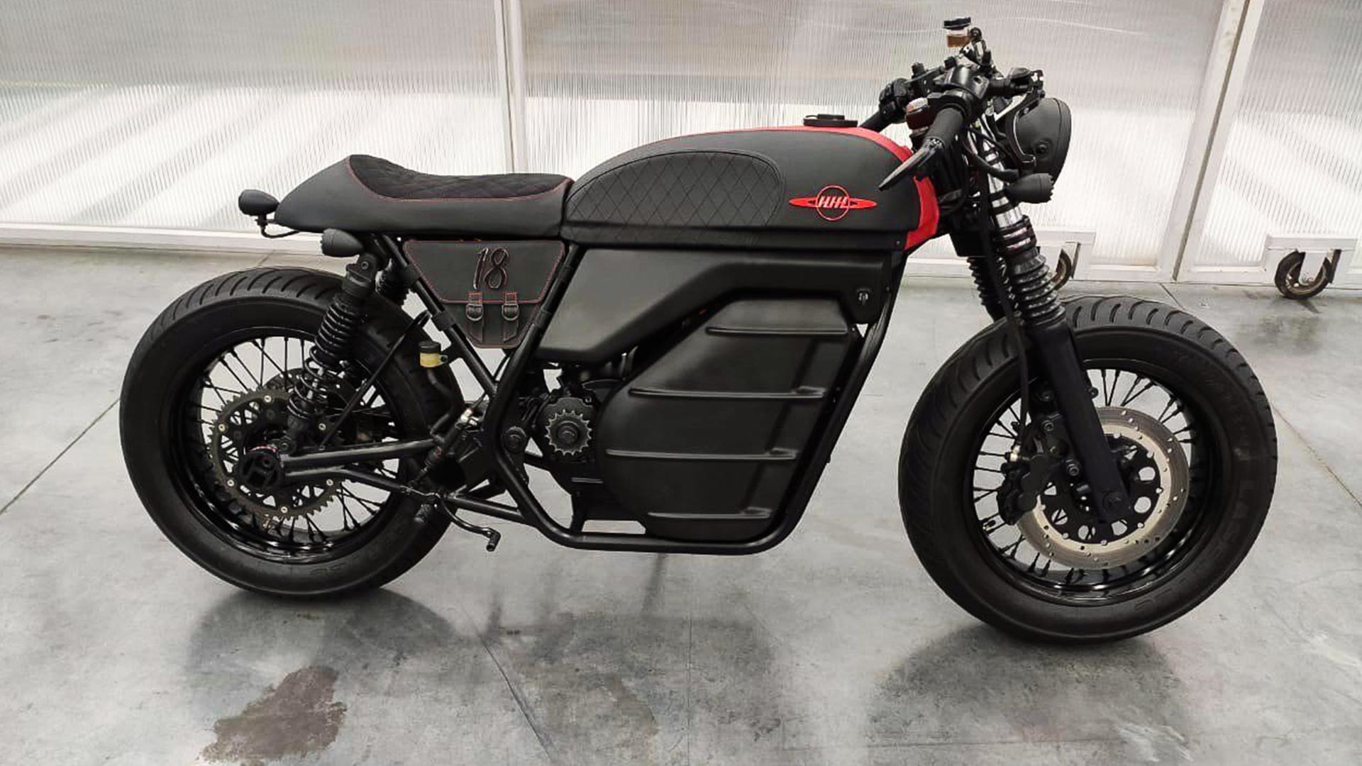 Kalashnikov presenta la Izh-49, la moto elettrica di ispirazione ...