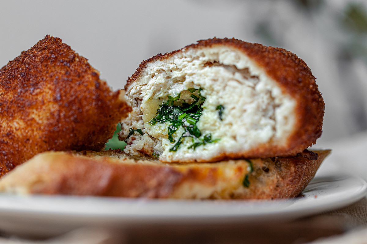 Pollo a la Kiev, un plato soviético de pechuga rellena (receta ...