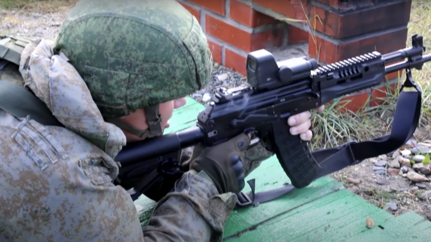 Entrenamiento de combate con el AK-12 (Video) - Russia Beyond ES