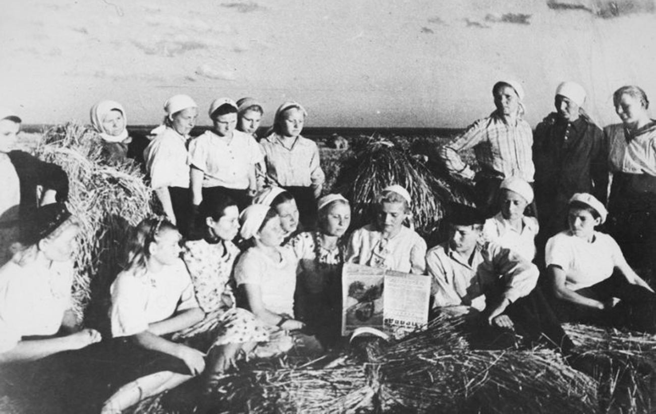 Los primeros años de las granjas colectivas soviéticas aprobadas por el ...