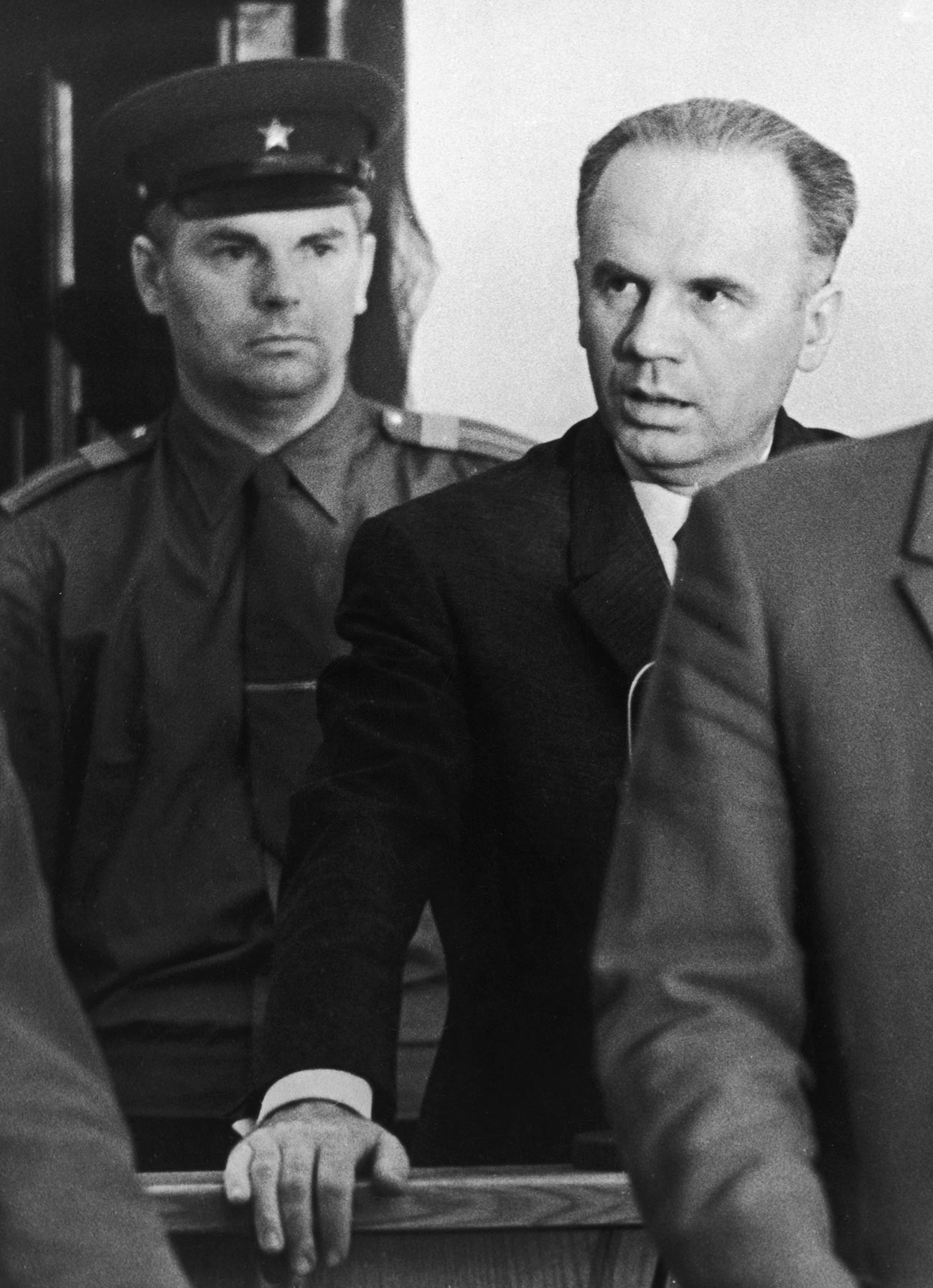 Кой всъщност е съветският предател в новия трилър "Сянката на шпионина ...
