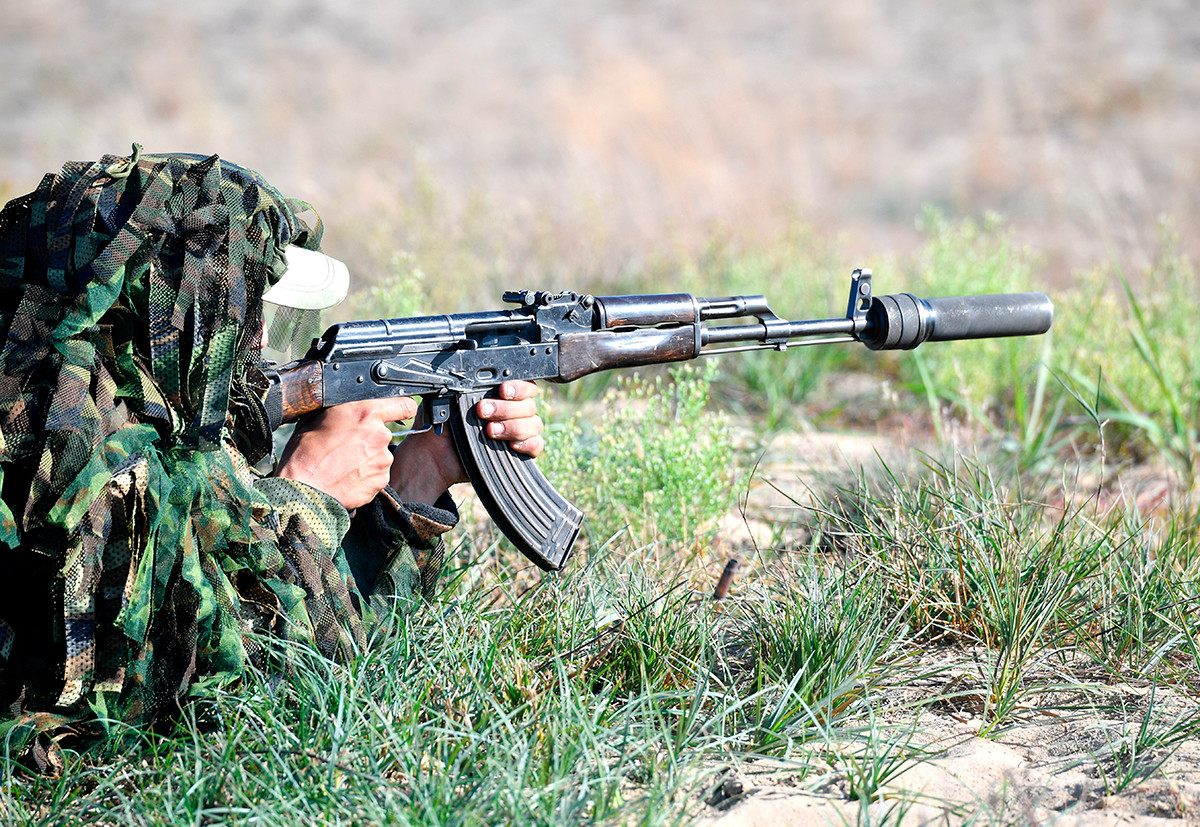 AK proti H&K416: Katera je boljša? - Russia Beyond Slovenija