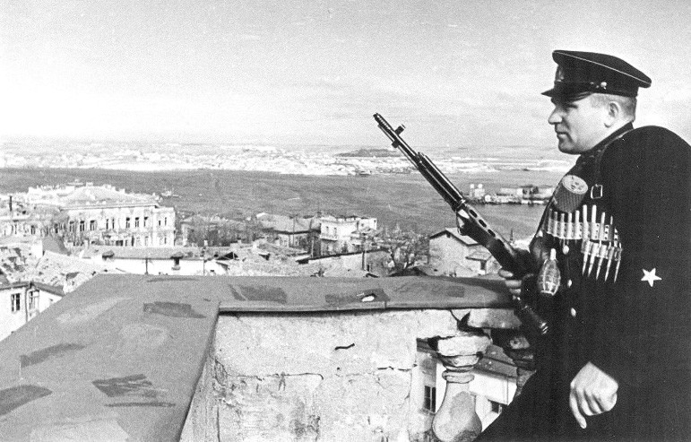 Soviet scout standing in Sevastopol (1942) : r/MarxistCulture