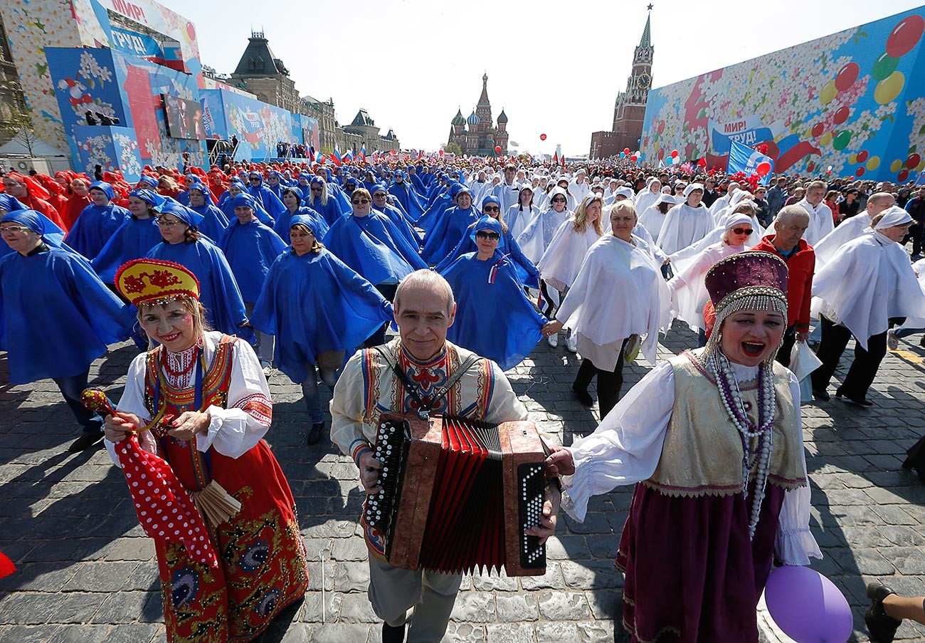30 atmospheric photos of Labor Day parades - Russia Beyond