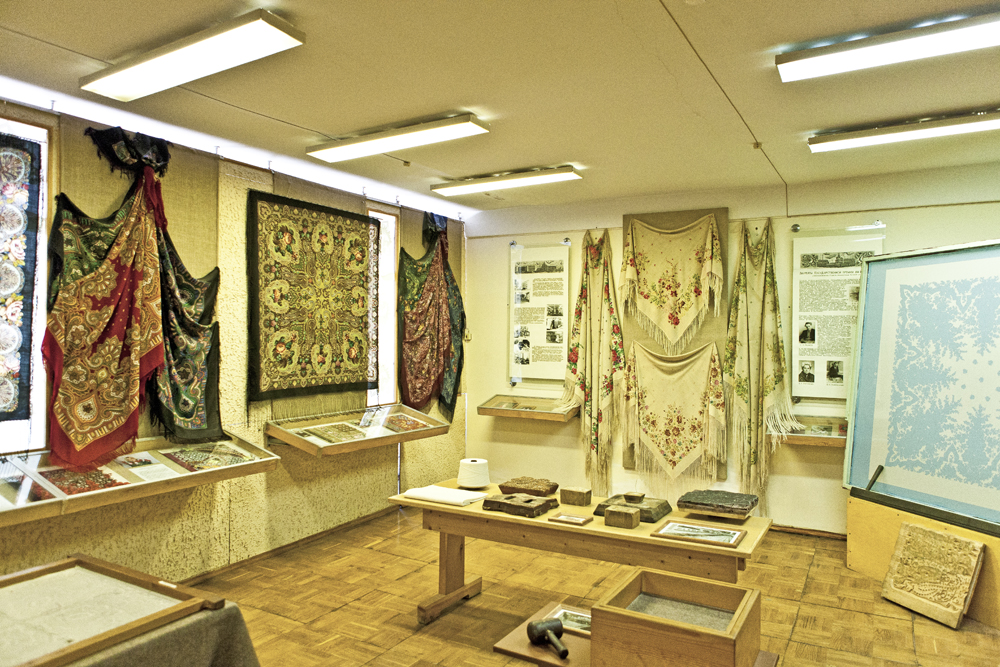 Shawls and kerchiefs from Pavlovsky Posad - Russia Beyond