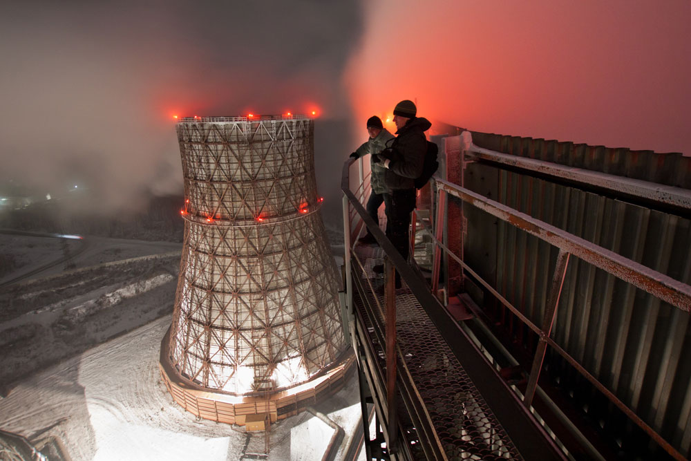 Extreme Russian roofers: on the brink of safety - Russia Beyond