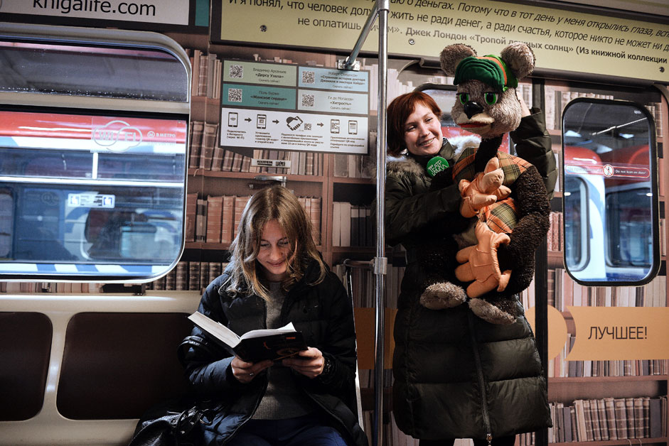 Moscow Metro launches Reading Moscow library train - Russia Beyond