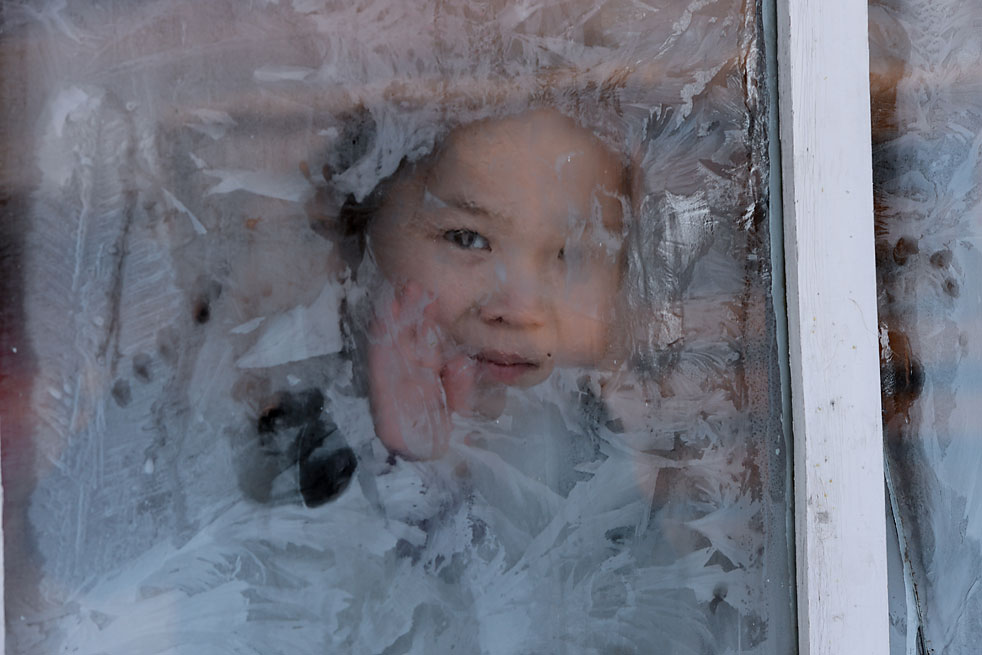 A Tuvan girl looks through the window - Russia Beyond