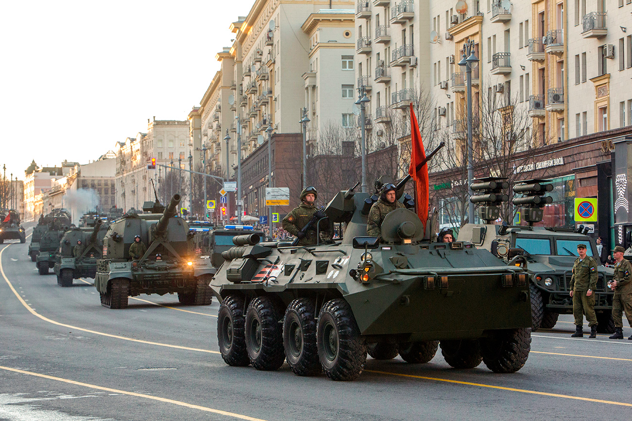 Tanks and the city: Moscow holds final night rehearsal before May 9 ...