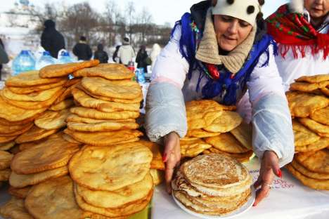 Maslenitsa: parties, pancakes, and punch-ups - Russia Beyond