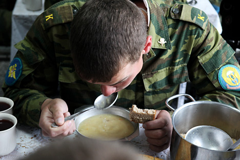 Skinny soldiers gain weight in health centers - Russia Beyond