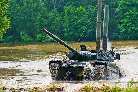 Heavyweight T-90 Tanks Drive Five Meters Underwater - Russia Beyond