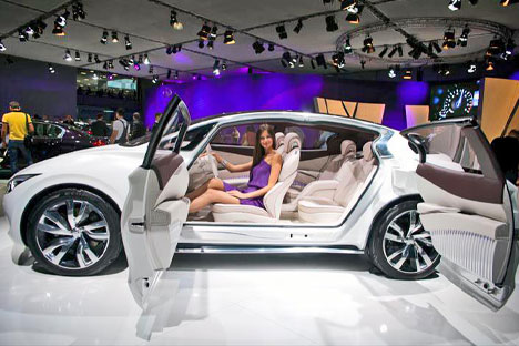 Most attractive cars and girls of the Moscow motor show - Russia Beyond