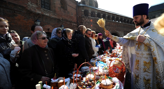 Orthodox ritual meets Soviet custom on Easter celebrations - Russia Beyond