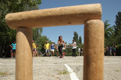 Gorodki: la renaissance d’un jeu traditionnel russe - Russia Beyond FR