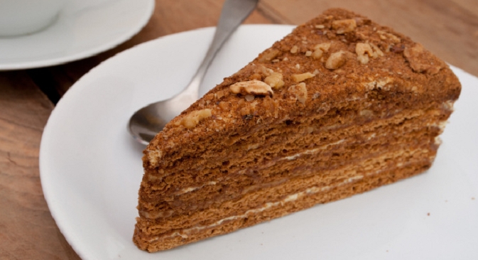Torta „Medovik“, znanost o medu - Russia Beyond Croatia
